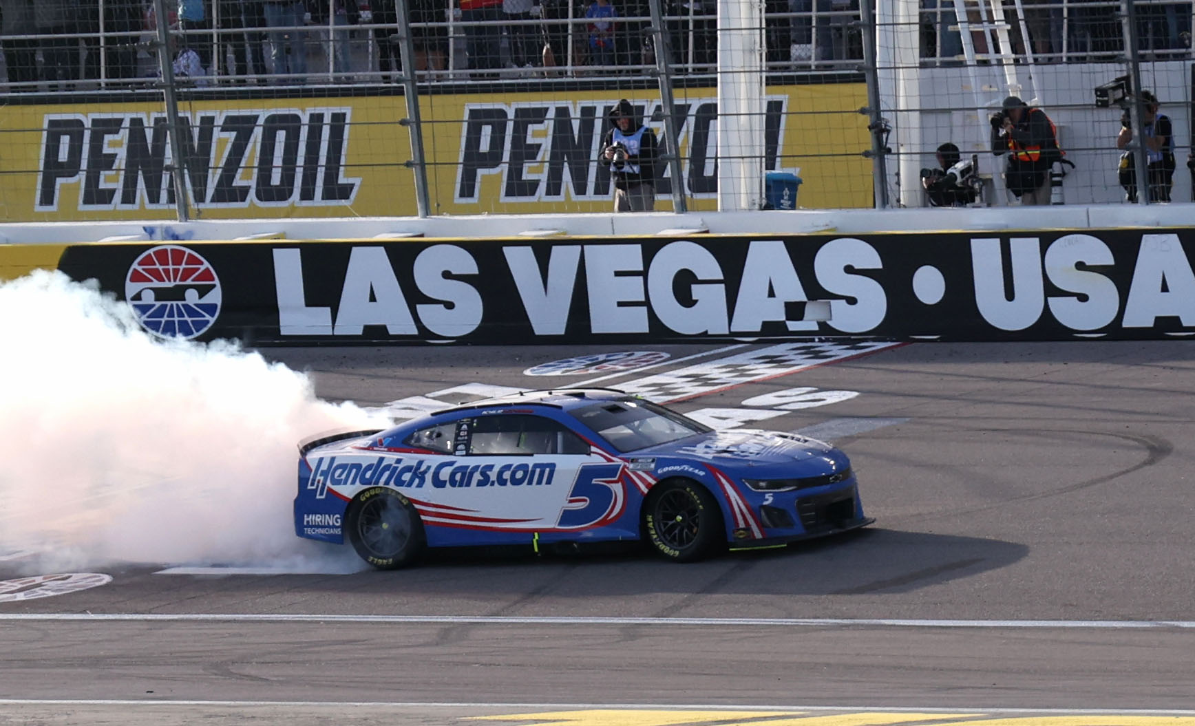 Kyle Larson commands challengers in Pennzoil 400 - The Racing Experts