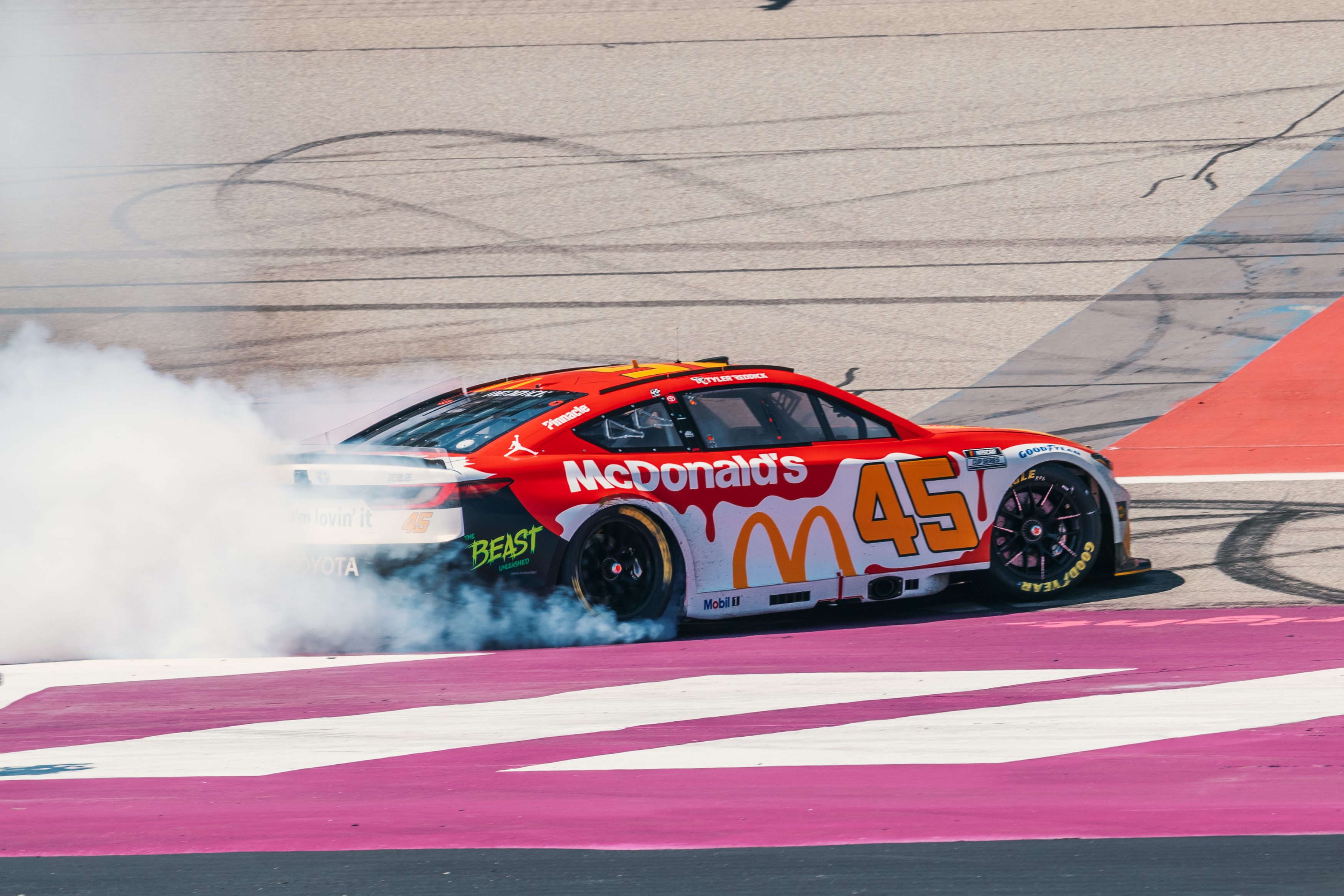 Tyler Reddick takes points lead with breakthrough win - The Racing Experts